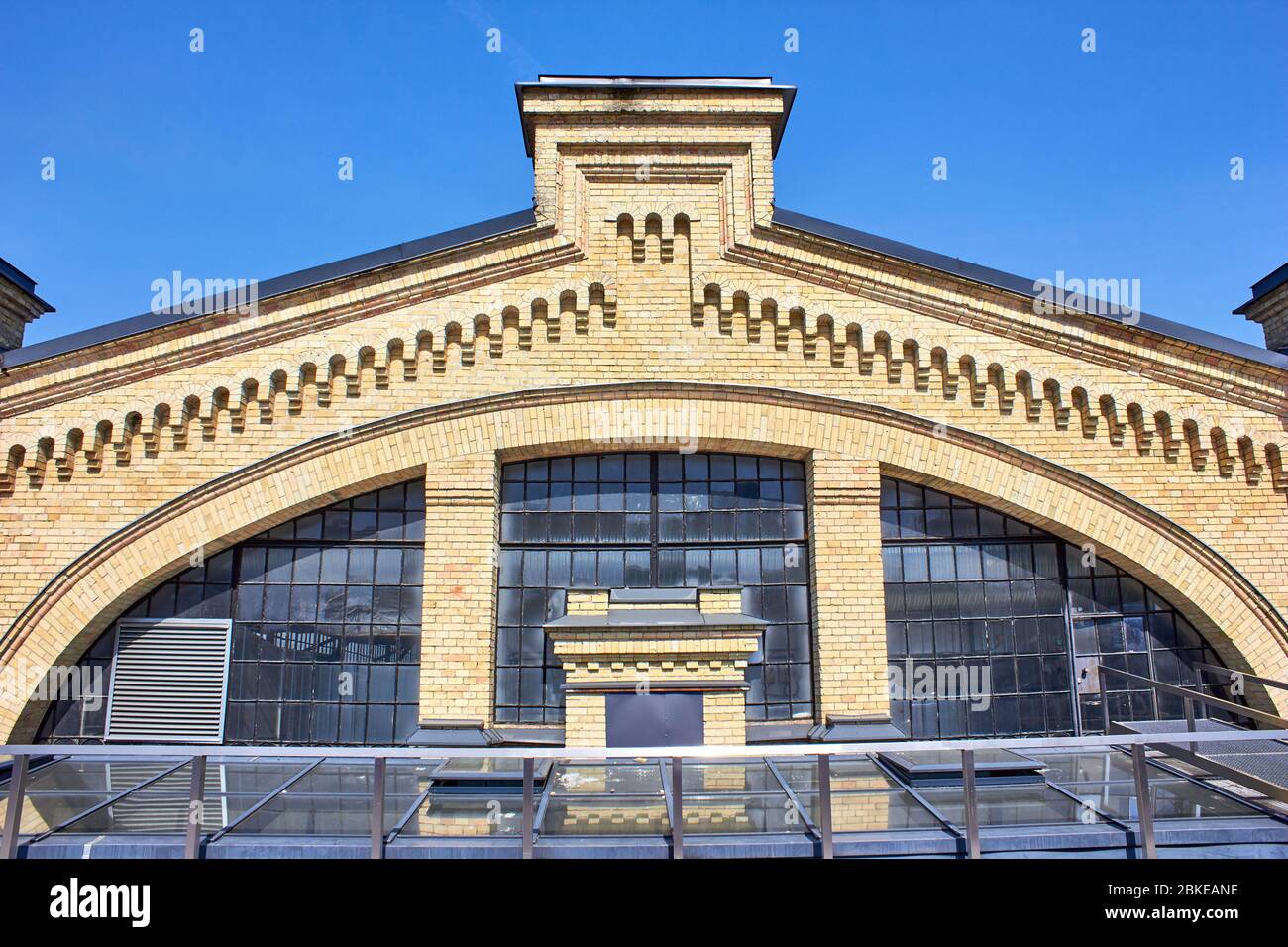 Building with arch windows hi-res stock photography and images - Alamy