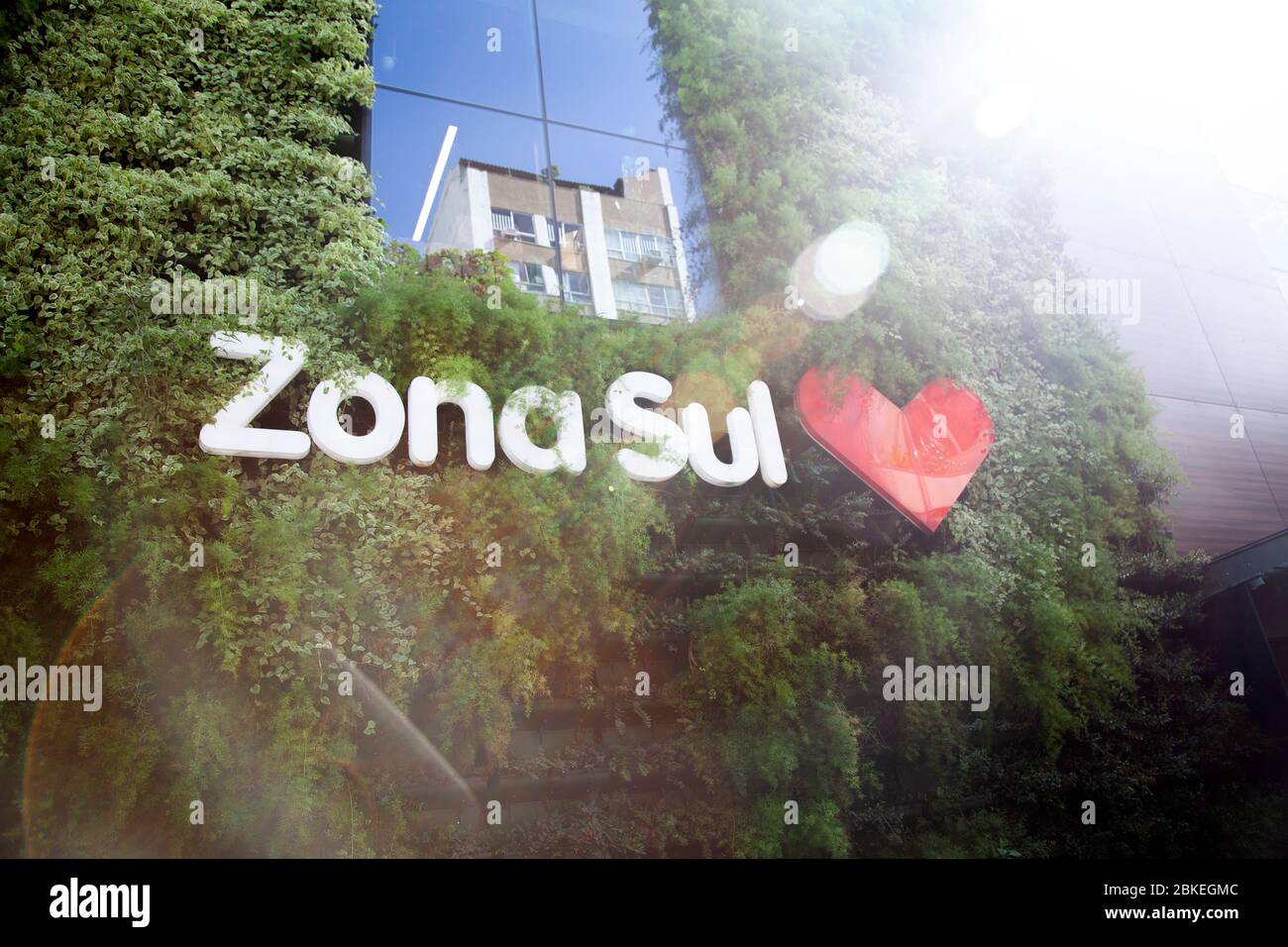 Supermarket exterior brazil hi-res stock photography and images - Alamy