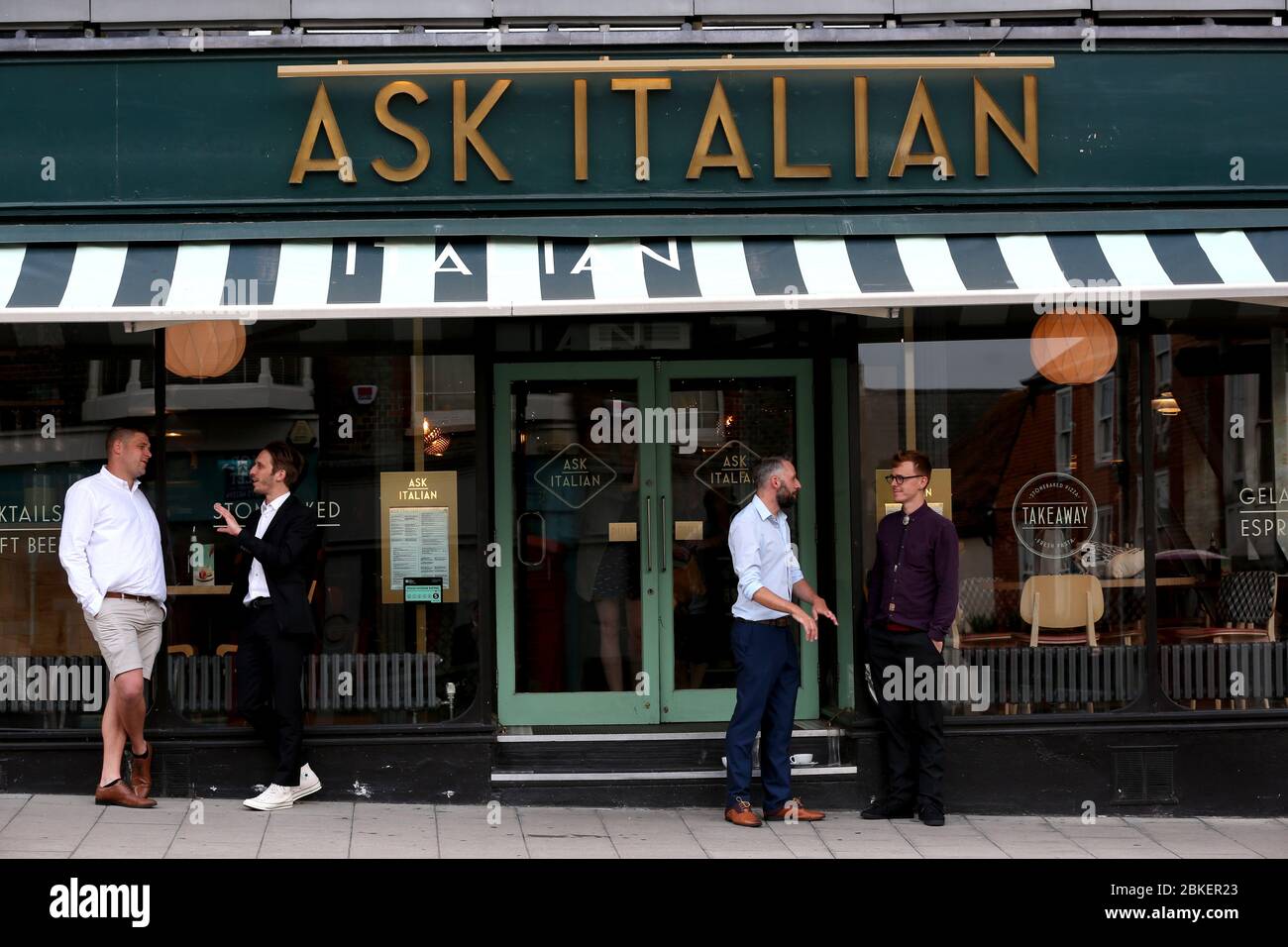 People standing outside ask pizza hi-res stock photography and images ...