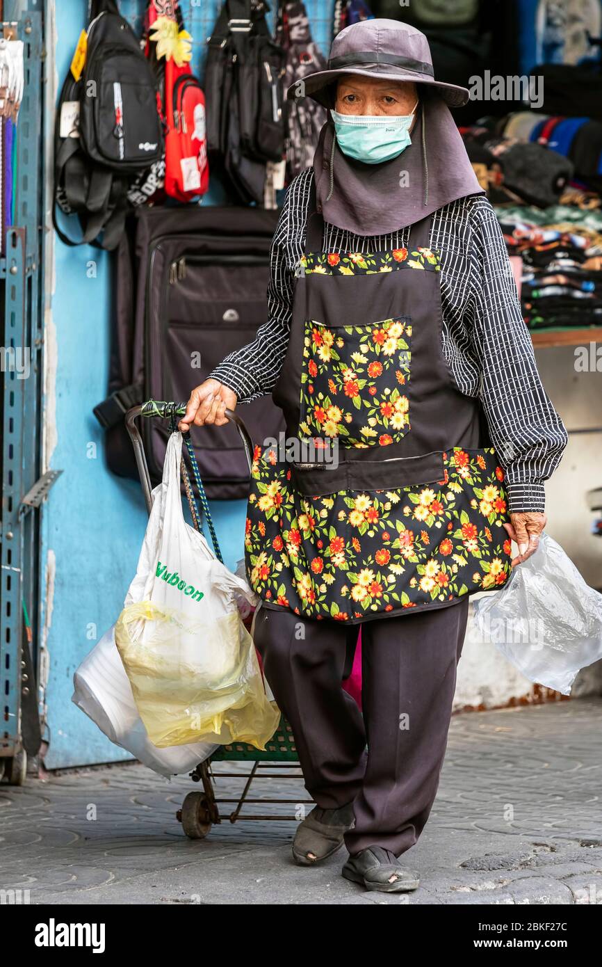 Thai street vendor with face mask during Covid 19 epidemic, Bangkok ...