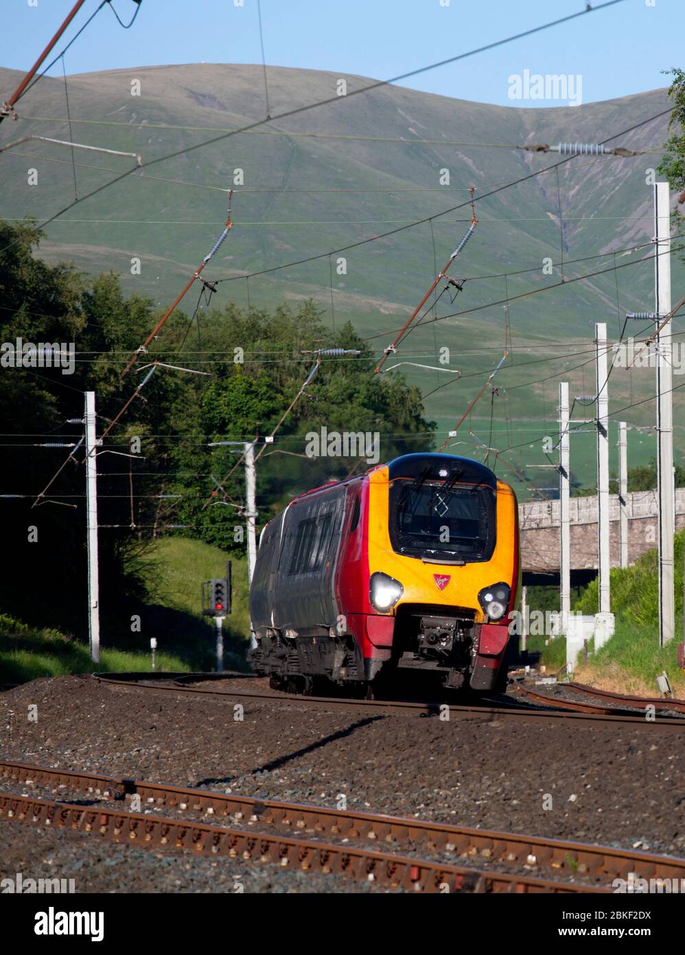 Virgin trains class 221 Bombardier super voyager train 221104 tilting ...