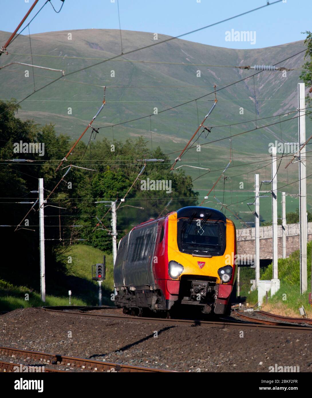 Virgin trains class 221 Bombardier super voyager train 221104 tilting ...