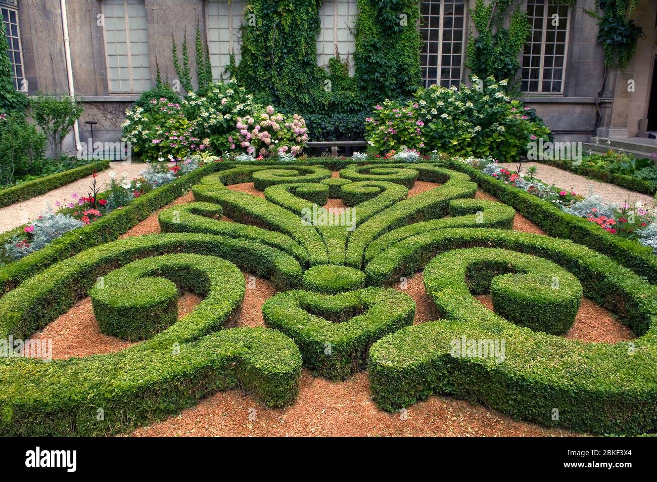 Garden paris maze hi-res stock photography and images - Alamy