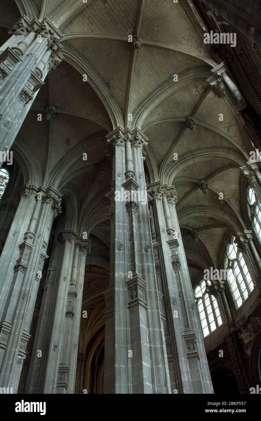 Looking up at the Renaissance pillars and ceiling in Saint Eustache ...