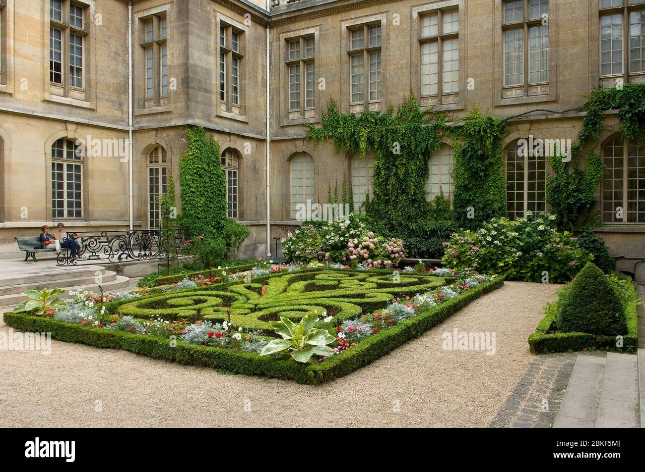 Garden paris maze hi-res stock photography and images - Alamy