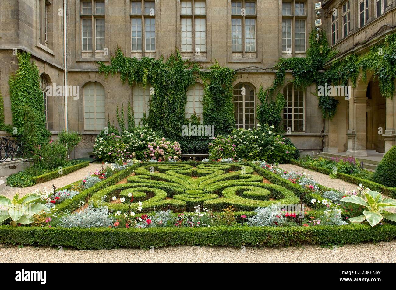Garden paris maze hi-res stock photography and images - Alamy