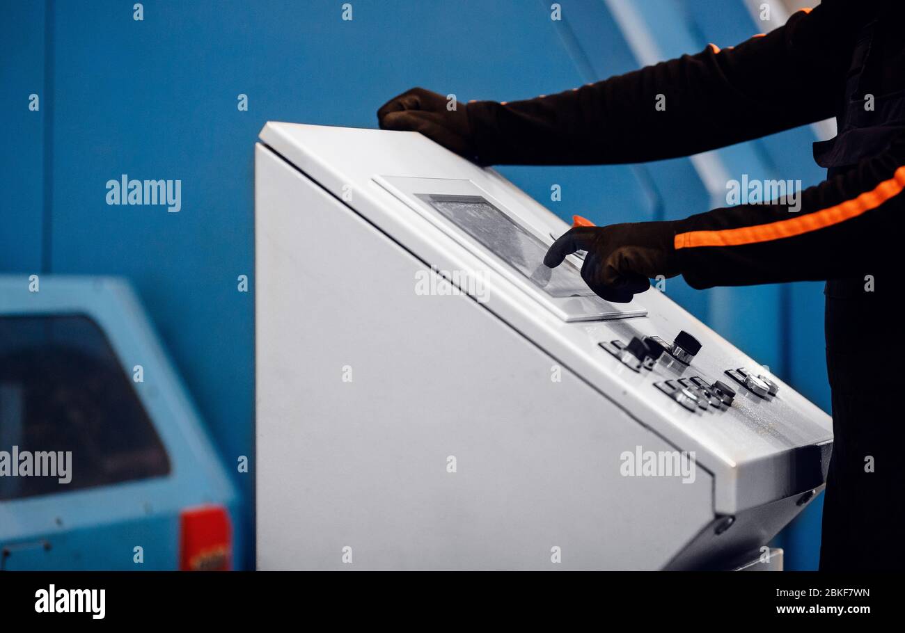 Industrial worker computer training hi-res stock photography and images ...