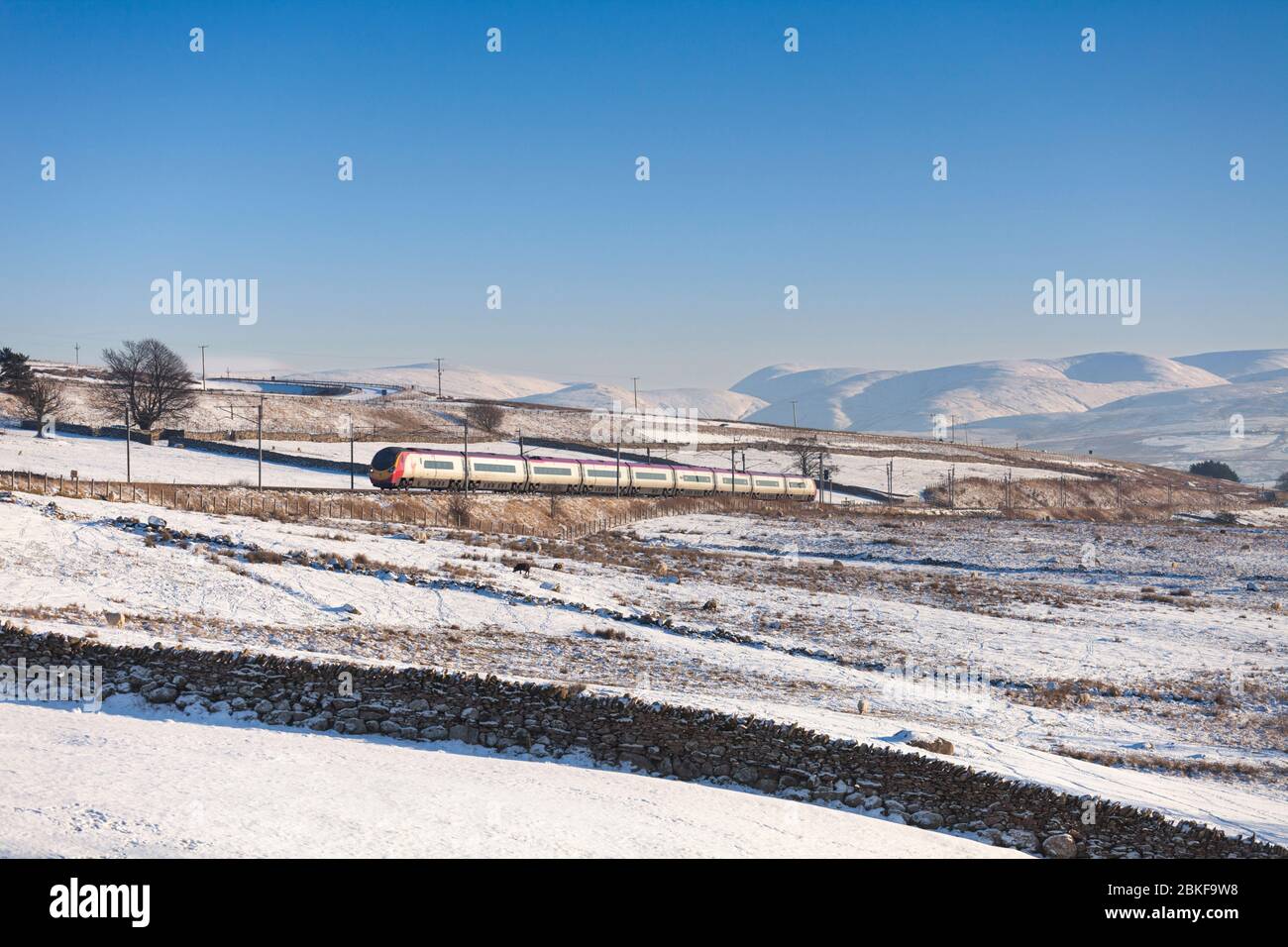Virgin trains Alstom class 390 pendolino train 390011 at Shap Wells ...