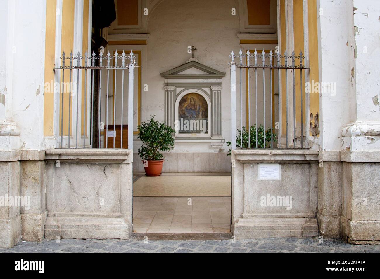 Closed churches hi-res stock photography and images - Alamy