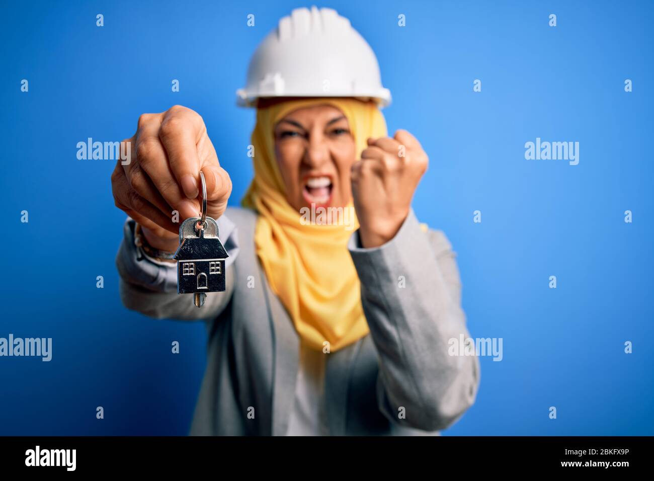 Middle age architect woman wearing muslim hijab and security helmet ...