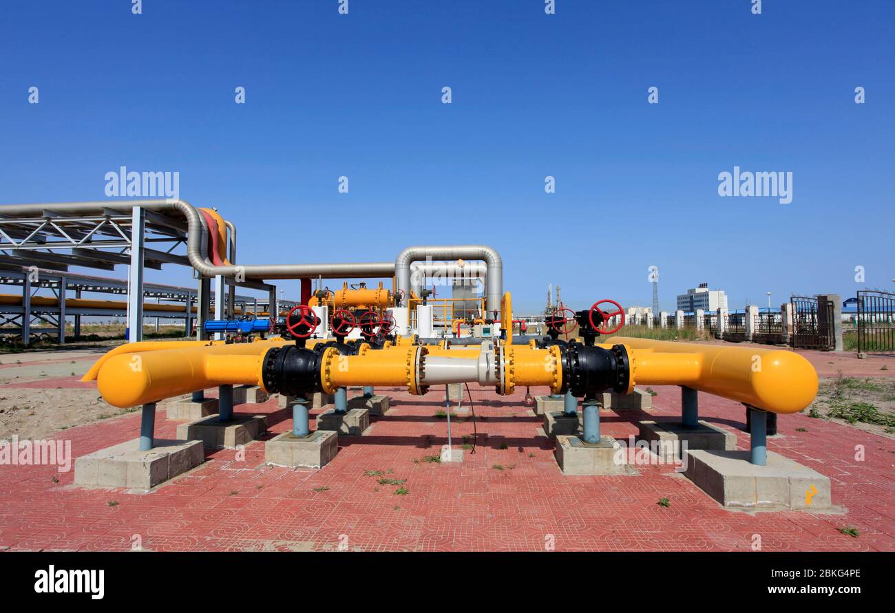 Oil field scene, oilfield equipment at work Stock Photo - Alamy