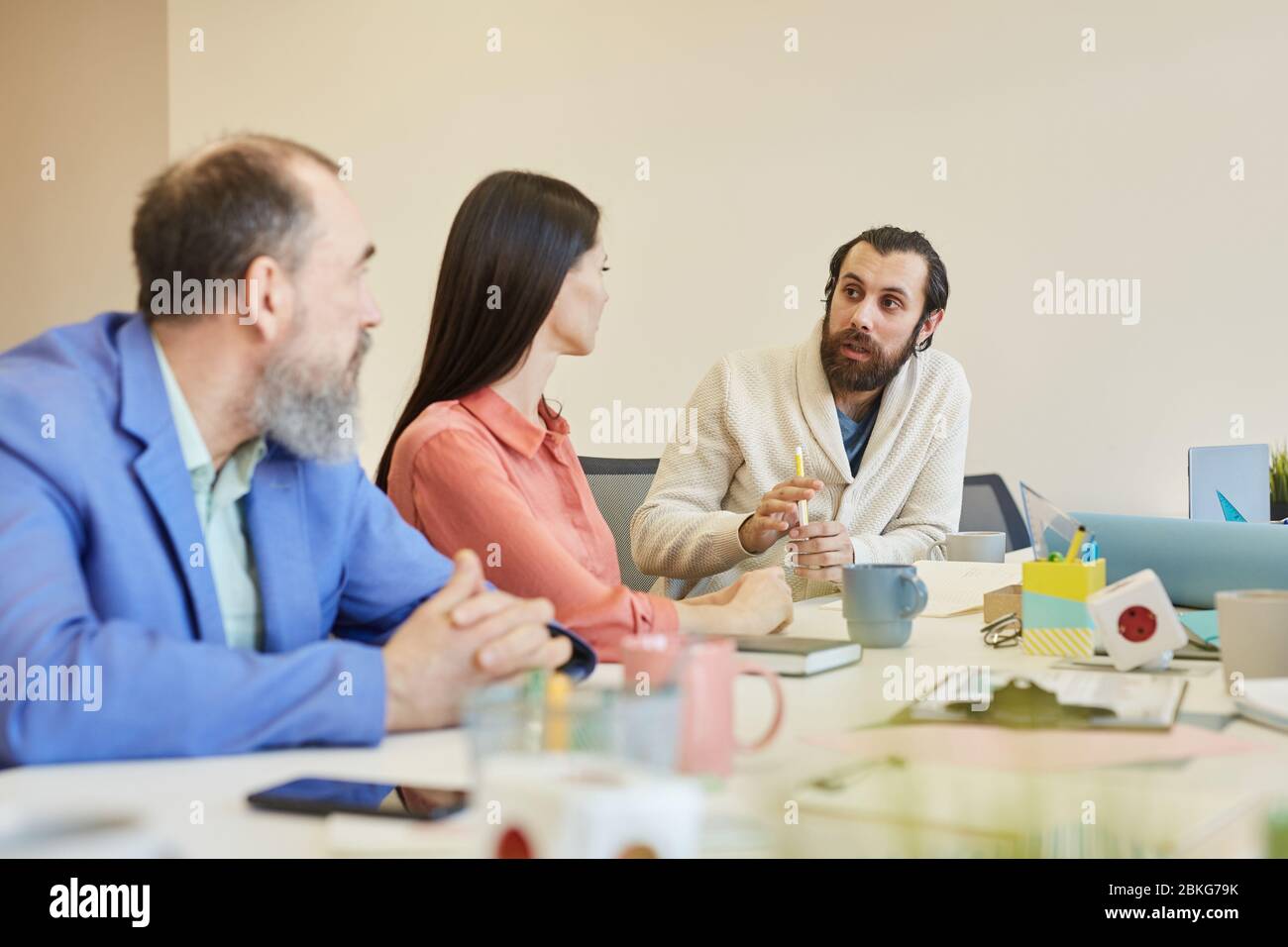 Office sitting talking table hi-res stock photography and images - Alamy