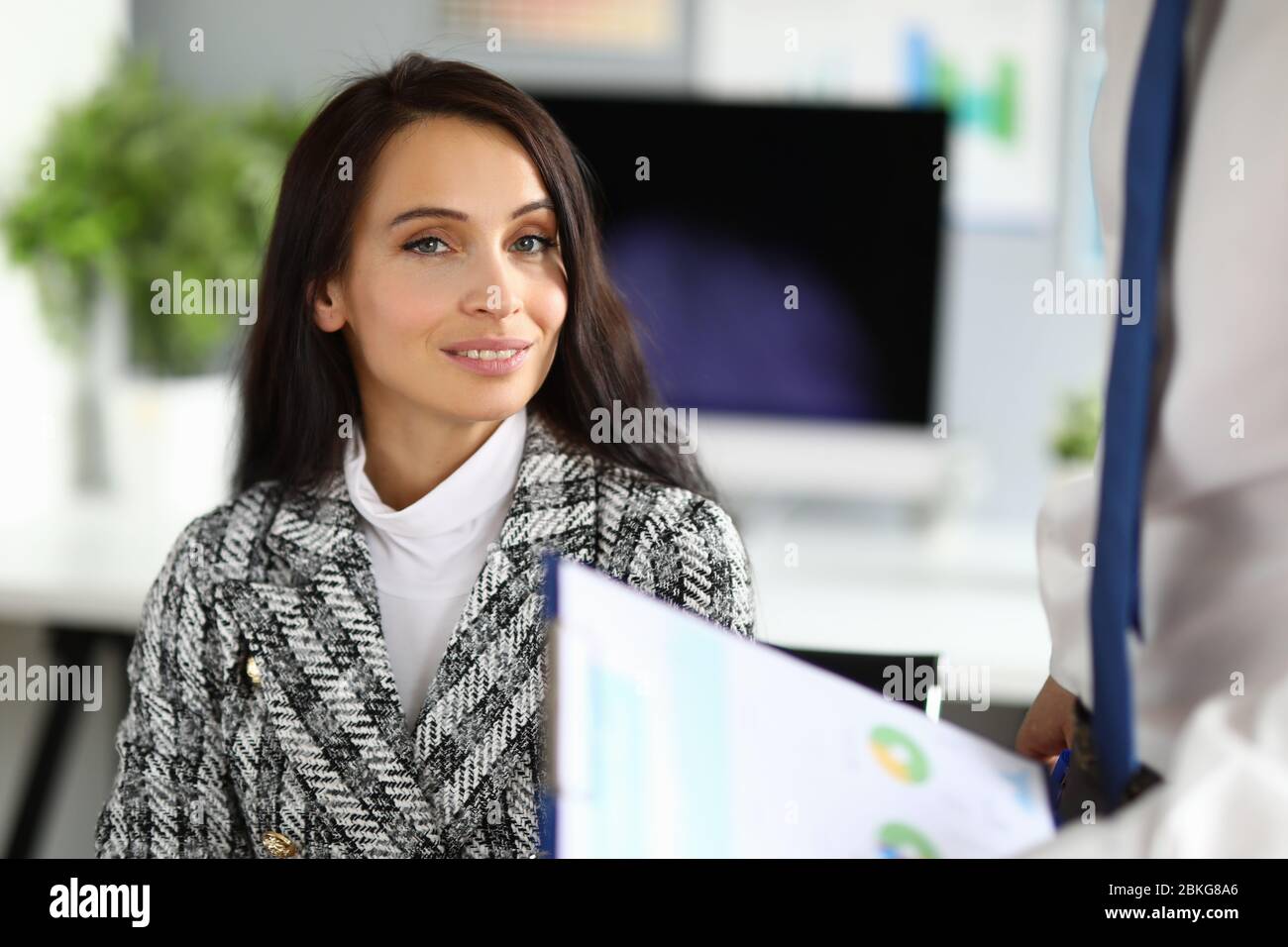 Lady signing documents Stock Photo - Alamy