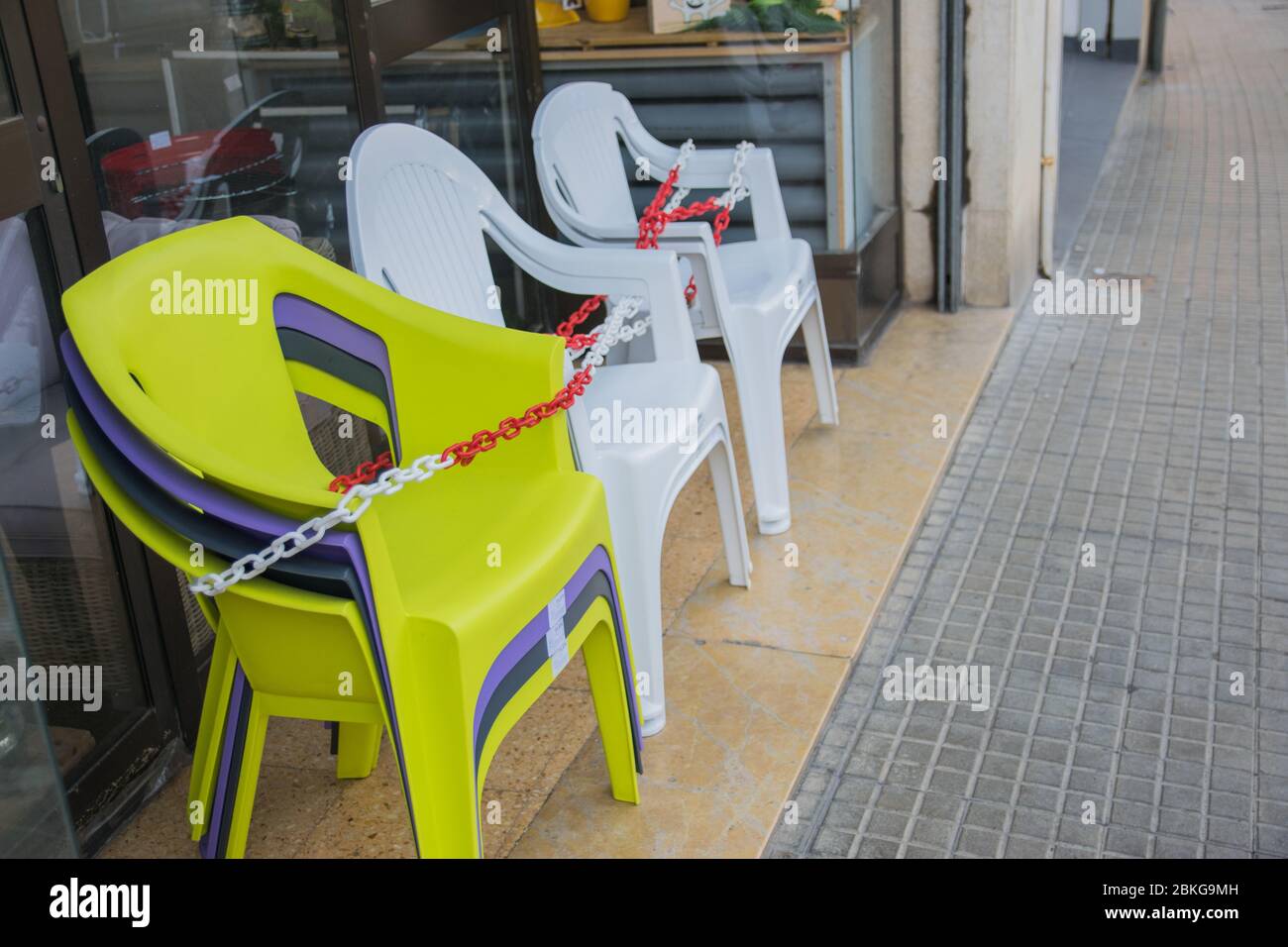 Plastic restaurant chairs cafe hi-res stock photography and images - Alamy
