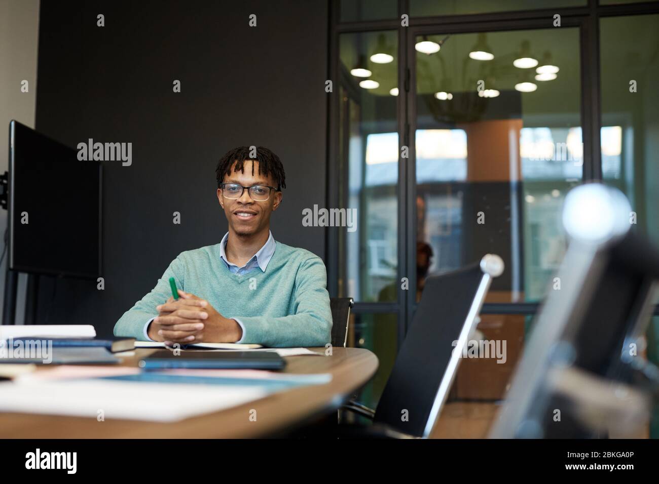 Real business people board room hi-res stock photography and images - Alamy