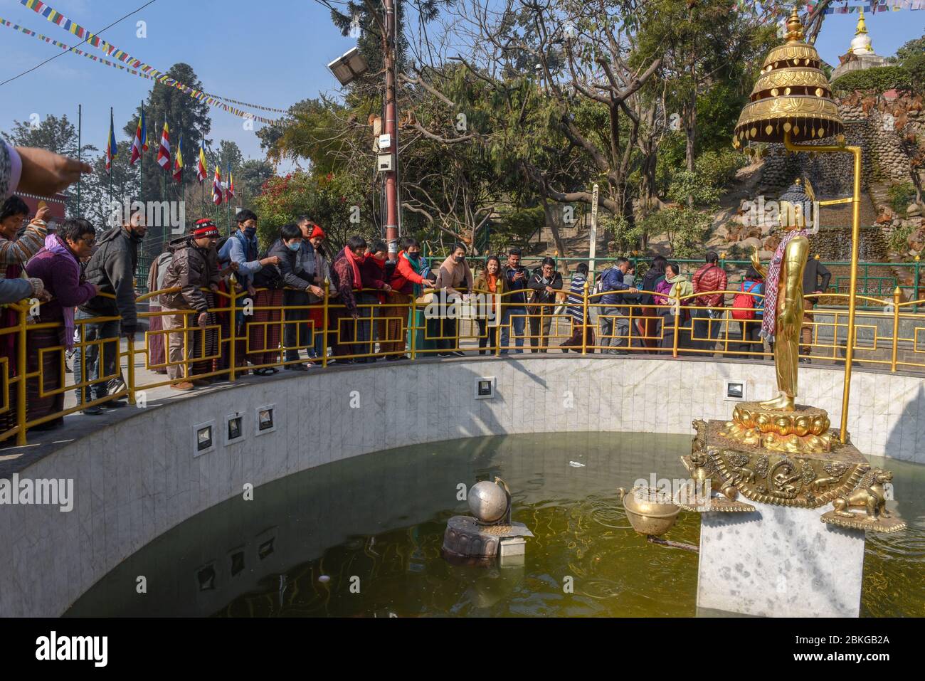 People throwing coins into fountain hi-res stock photography and images ...