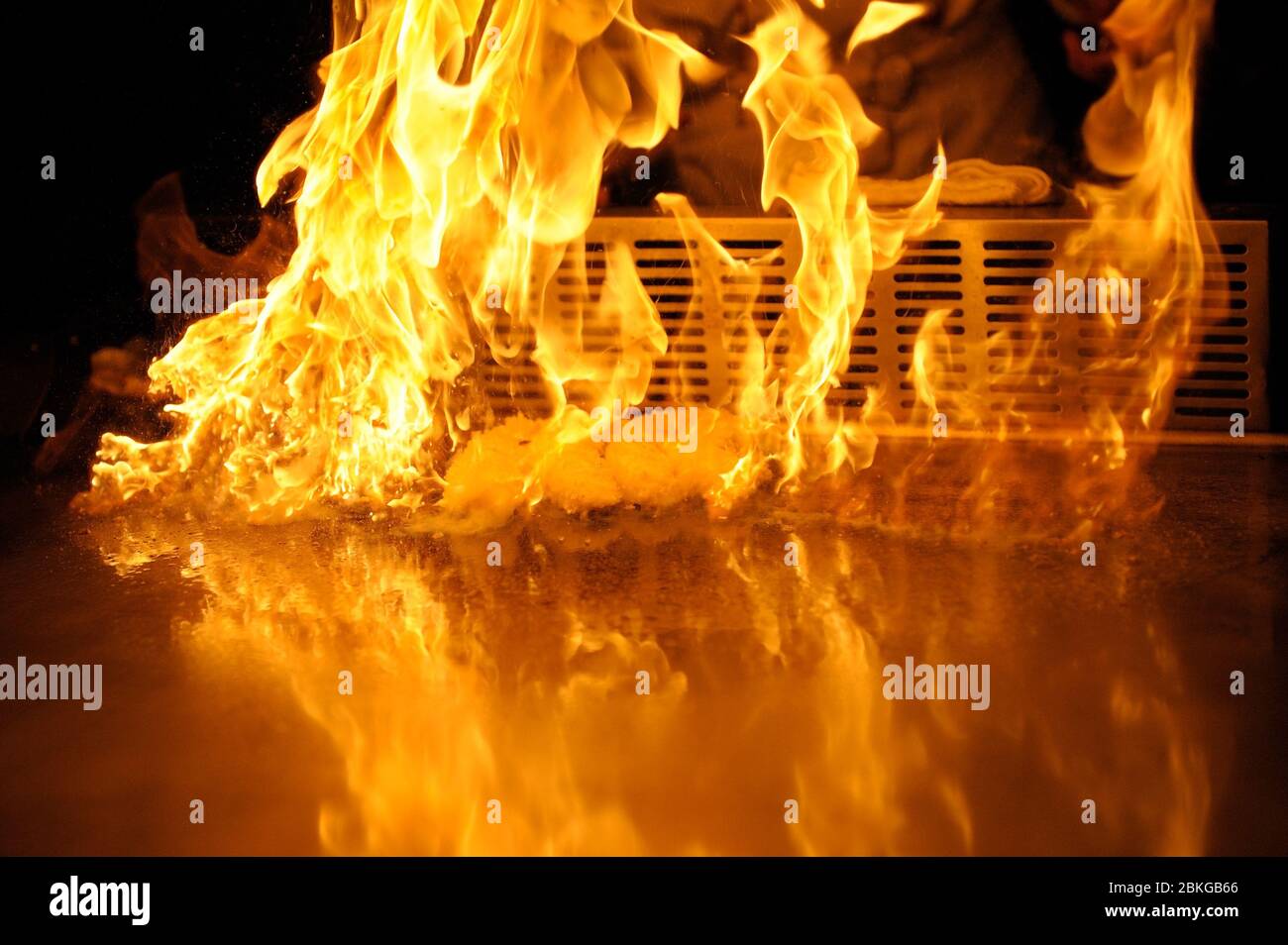 Beef and vegetables cooking on fire in bowl. Chinese kitchen Stock ...