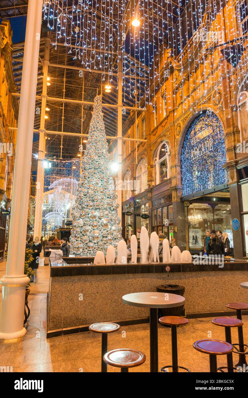 Leeds arcade hi-res stock photography and images - Alamy