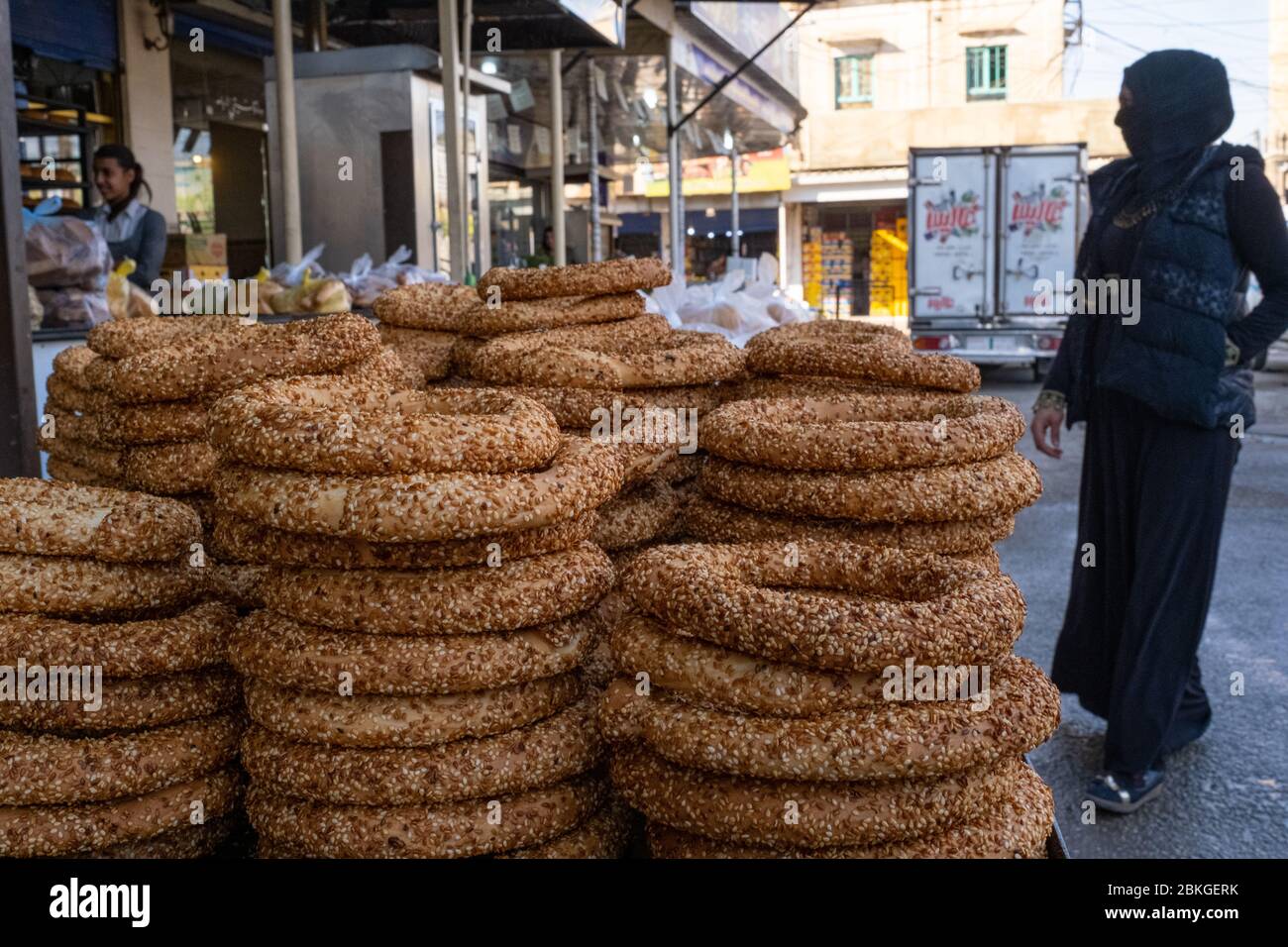 Freshly-baked bread for sale in Qamishli market, Syria Stock Photo - Alamy