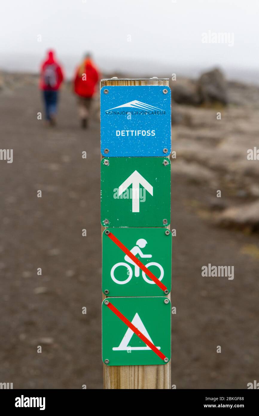 Direction sign pointing walkers to the Dettifoss waterfall in ...