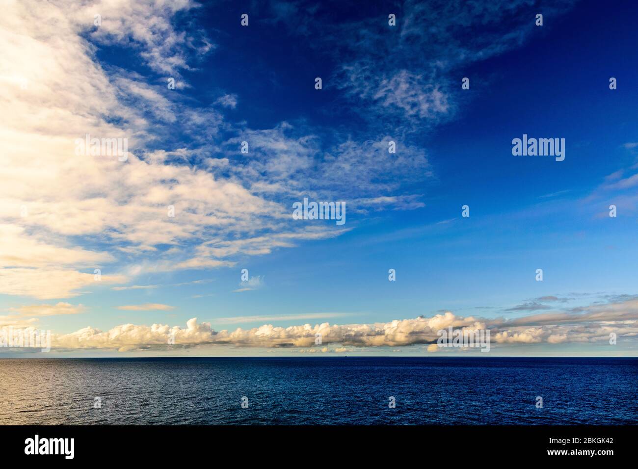 Empty ocean hi-res stock photography and images - Alamy
