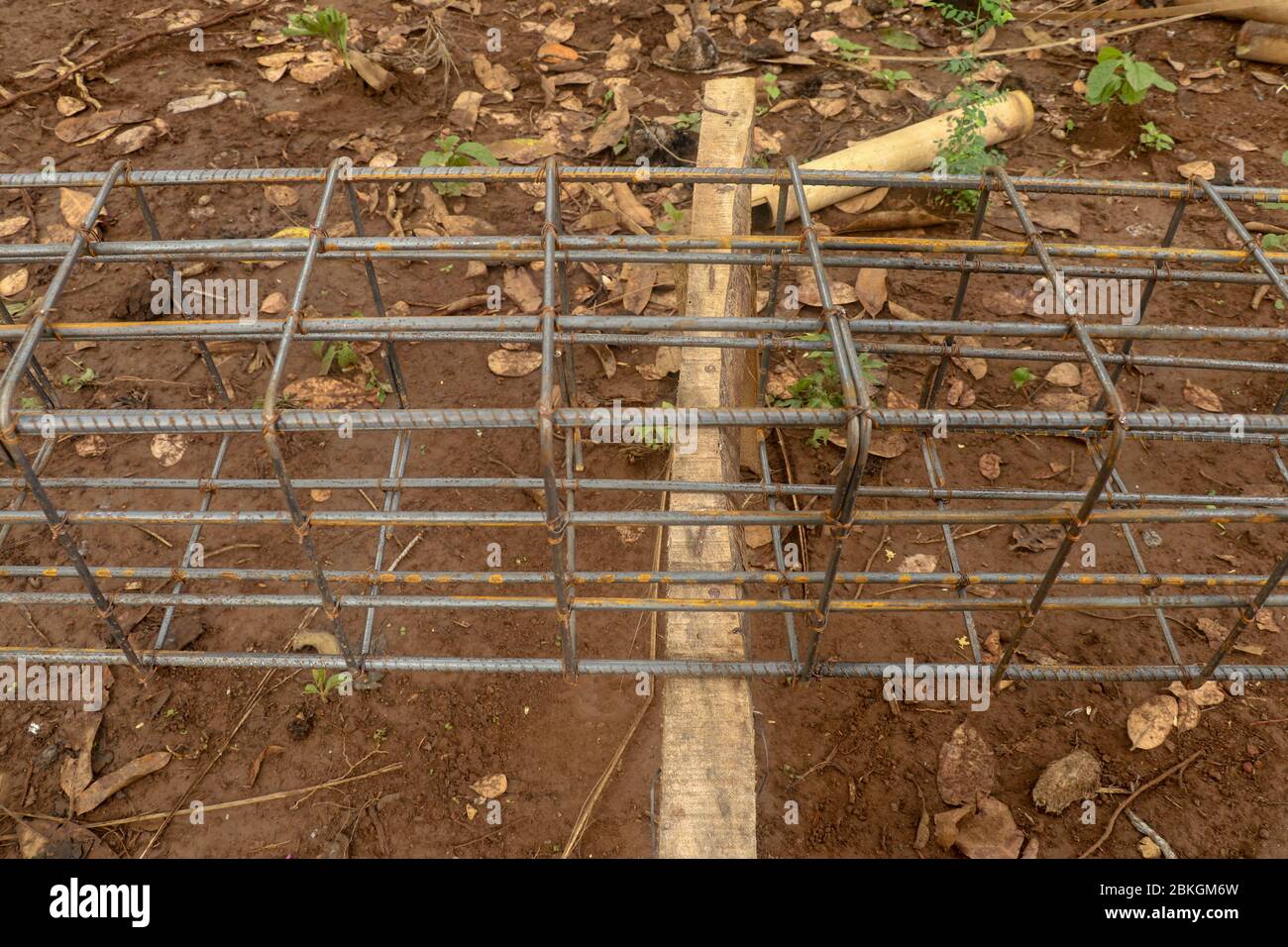 Iron steel for making the skeleton of concrete column on wooden support ...