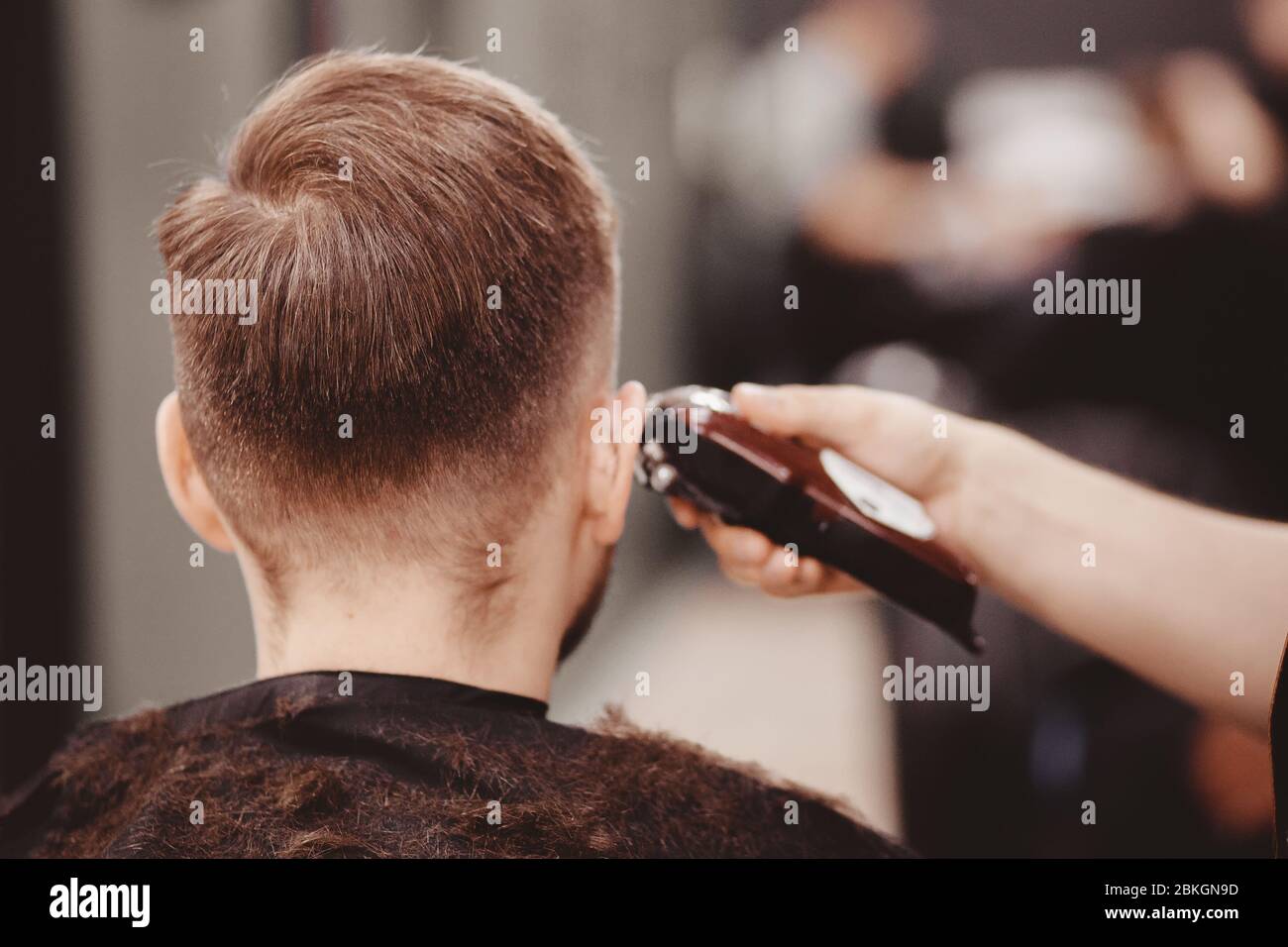 Master makes hairstyle client hi-res stock photography and images - Alamy