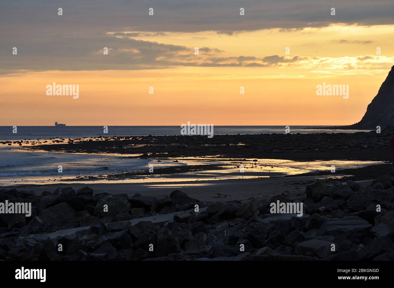 Sunrise, Skinningrove beach, Redcar and Cleveland, North Yorkshire ...