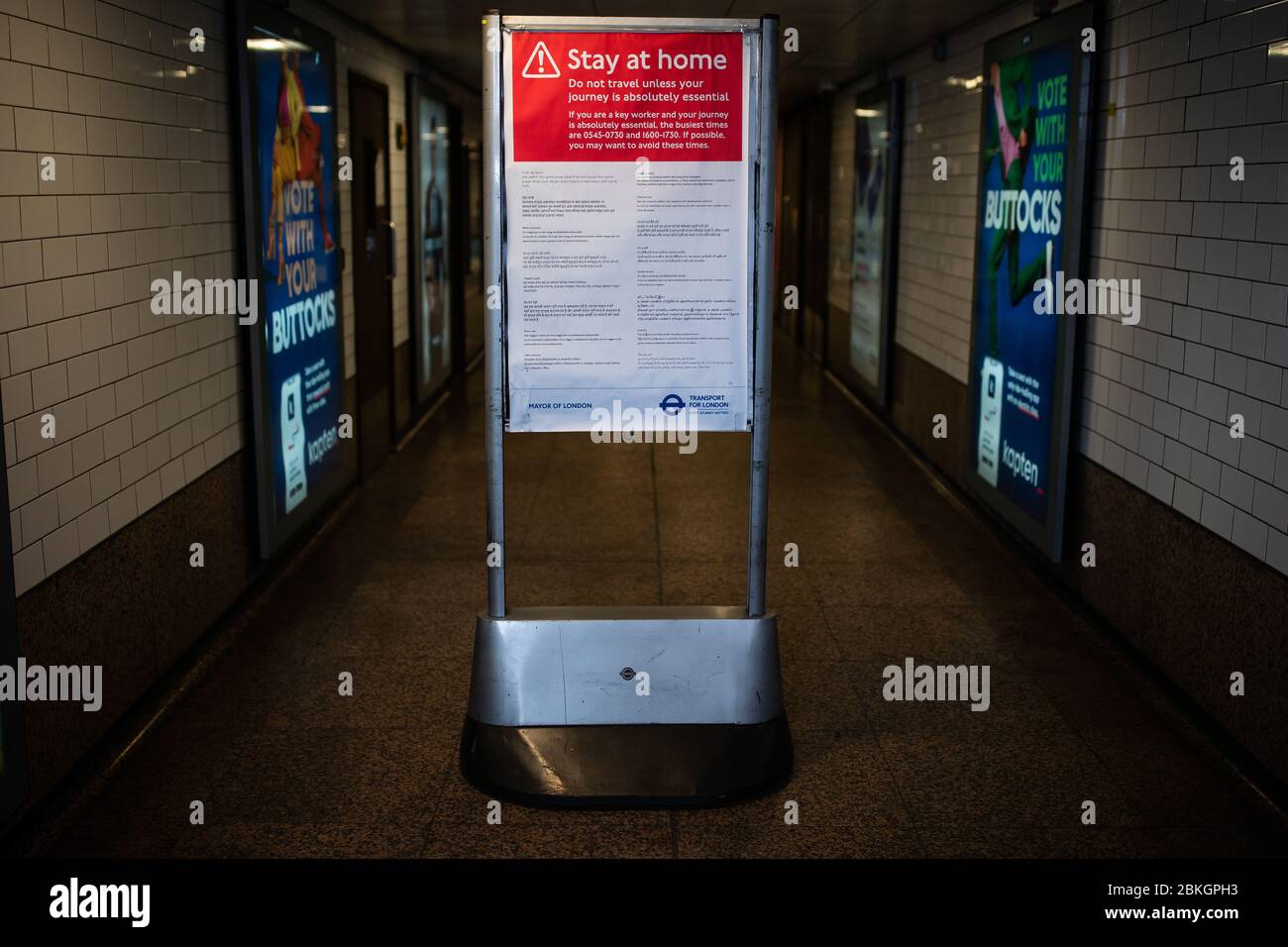 Curb signs hi-res stock photography and images - Alamy