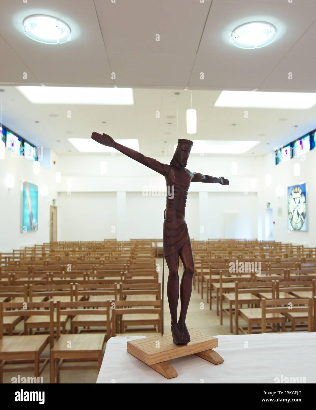 Church altar jesus on cross hi-res stock photography and images - Alamy