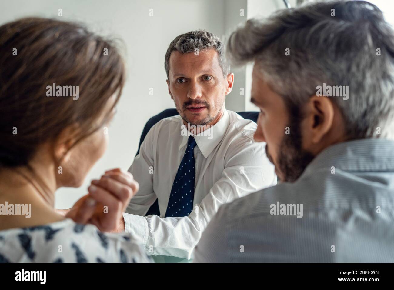 Agent talking to couple hi-res stock photography and images - Alamy