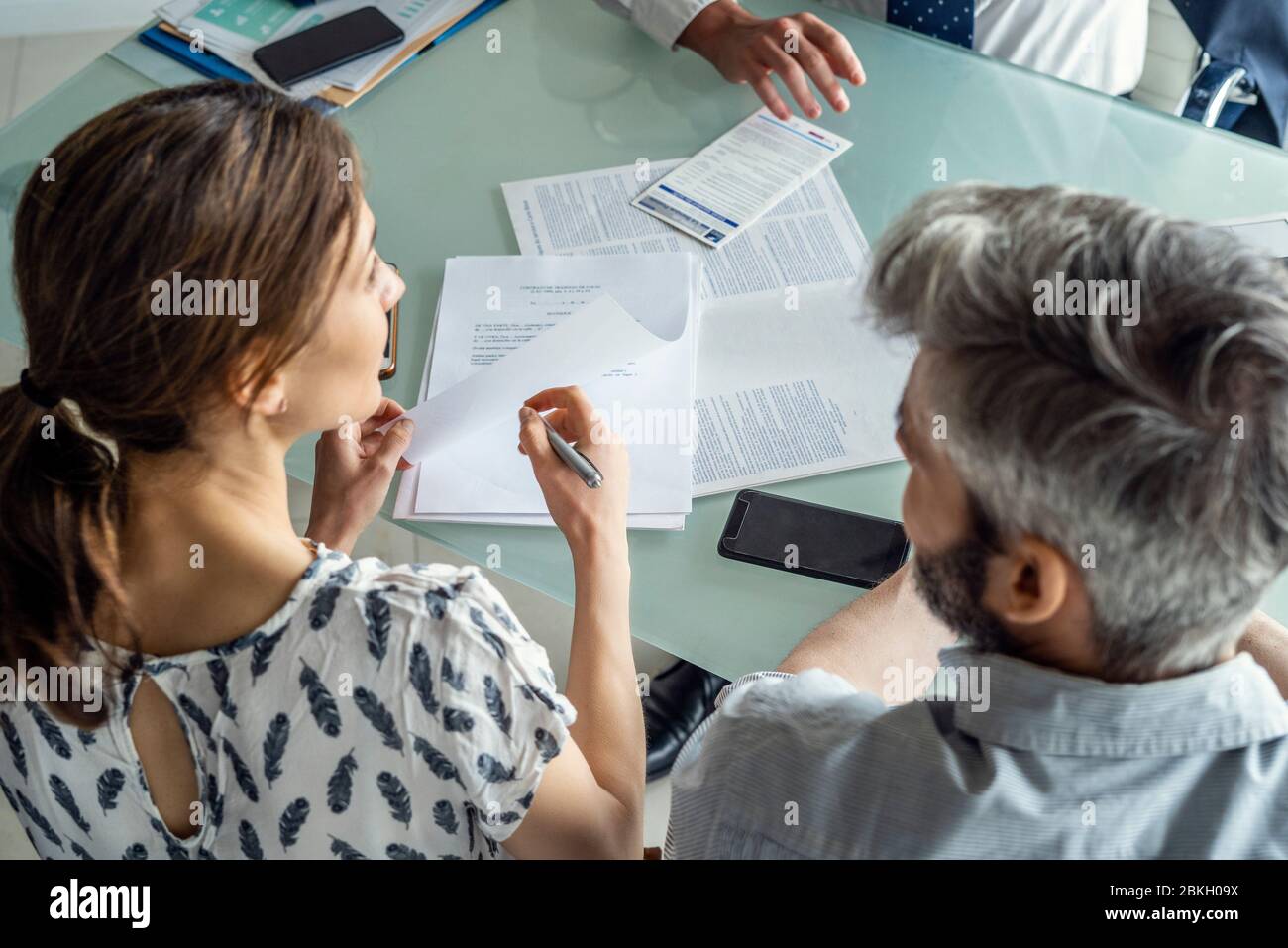 Couple signing document hi-res stock photography and images - Alamy