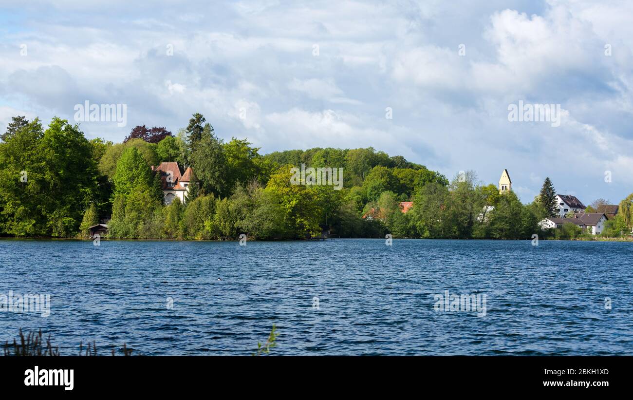 View on Lake Wessling with trees and church "Mariae Himmelfahrt ...