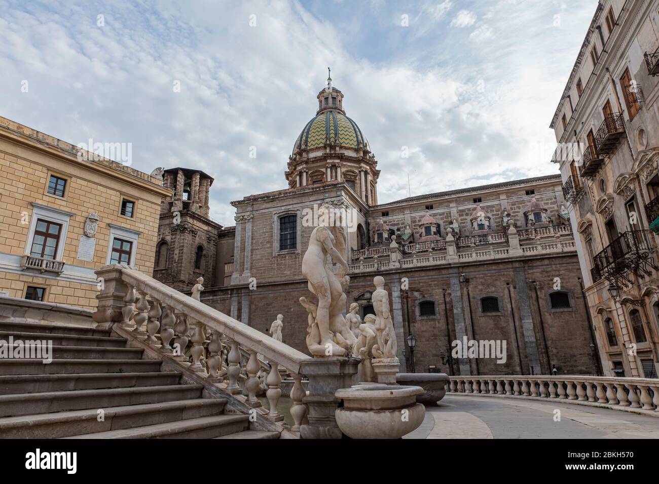 Steps statues and cathedral in Palermo Sicily Stock Photo - Alamy