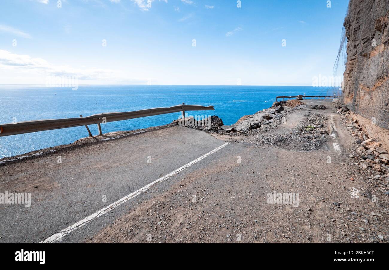 Side cliff road hi-res stock photography and images - Alamy