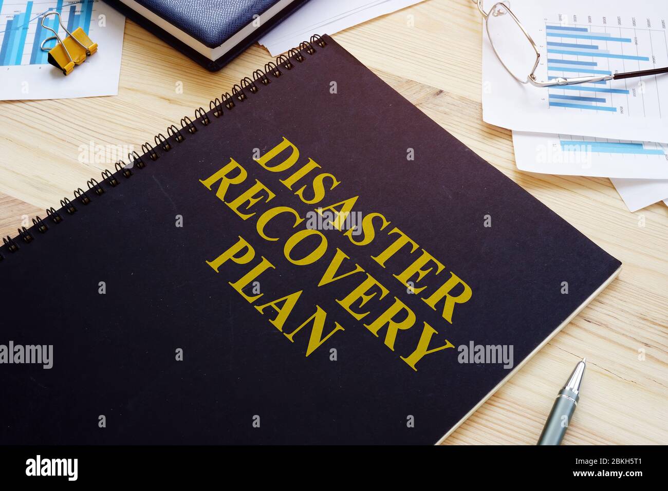 Emergency survival book hi-res stock photography and images - Alamy