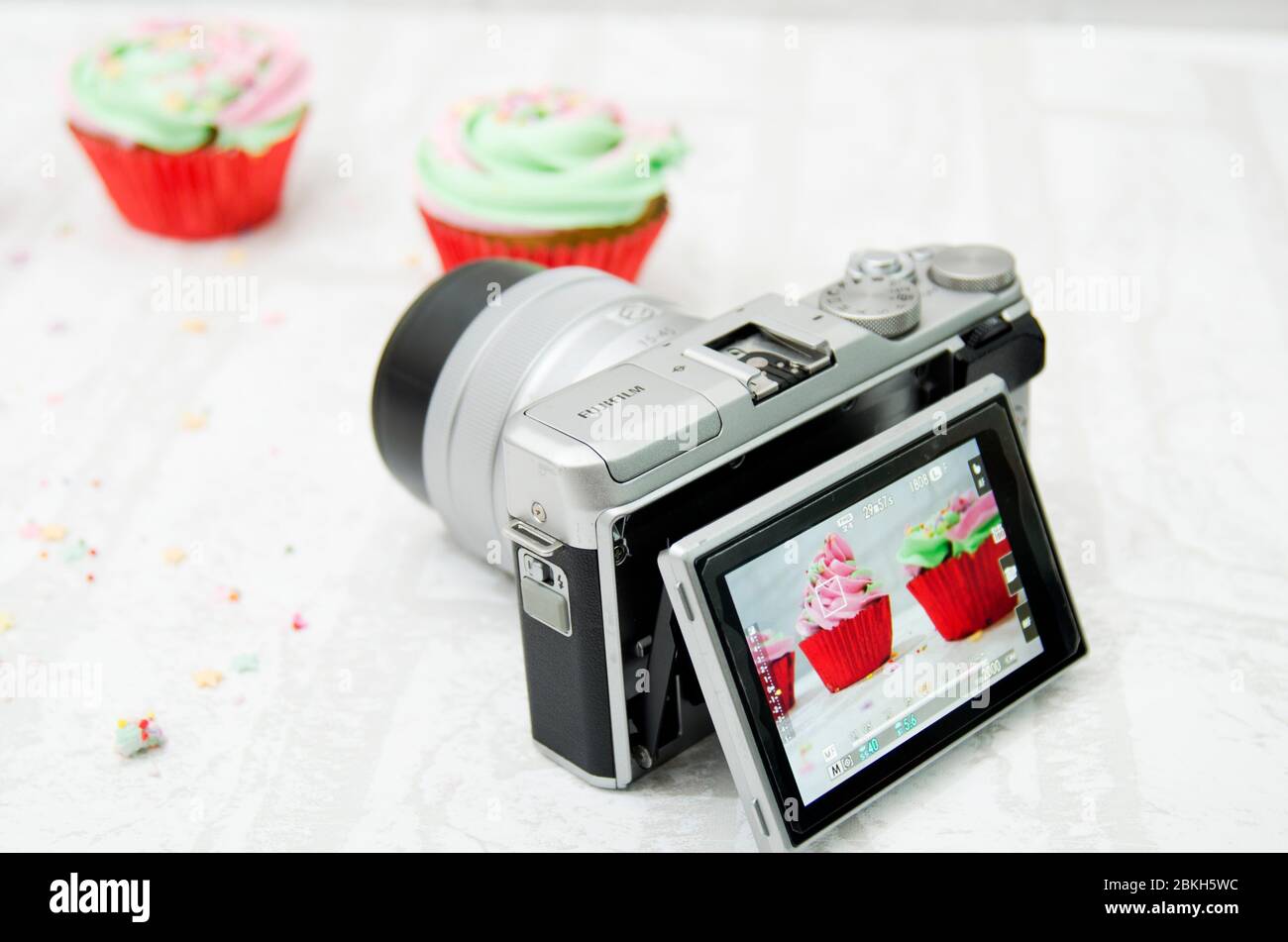 camera mirrorless fujifilm X-A5, take a photo of cupcakes, live view ...