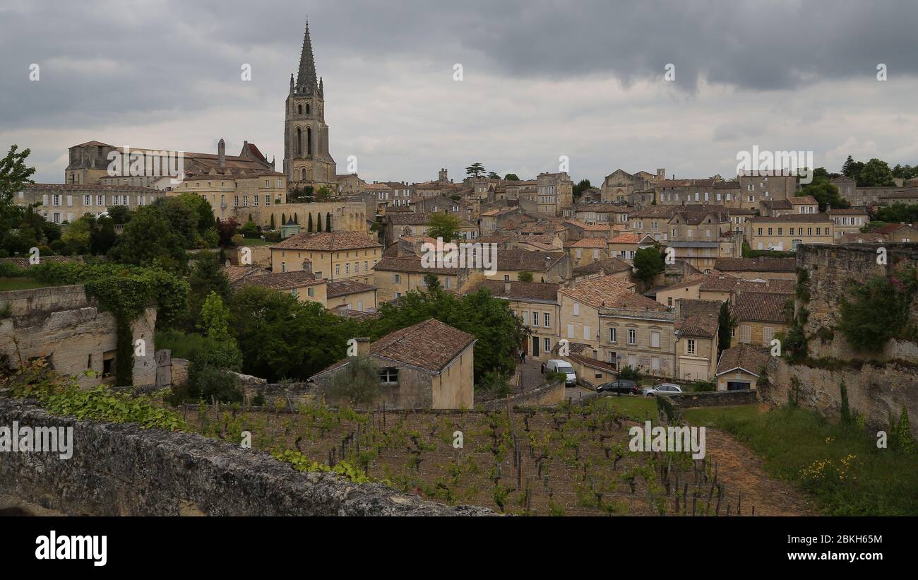 St emilion church hi-res stock photography and images - Alamy