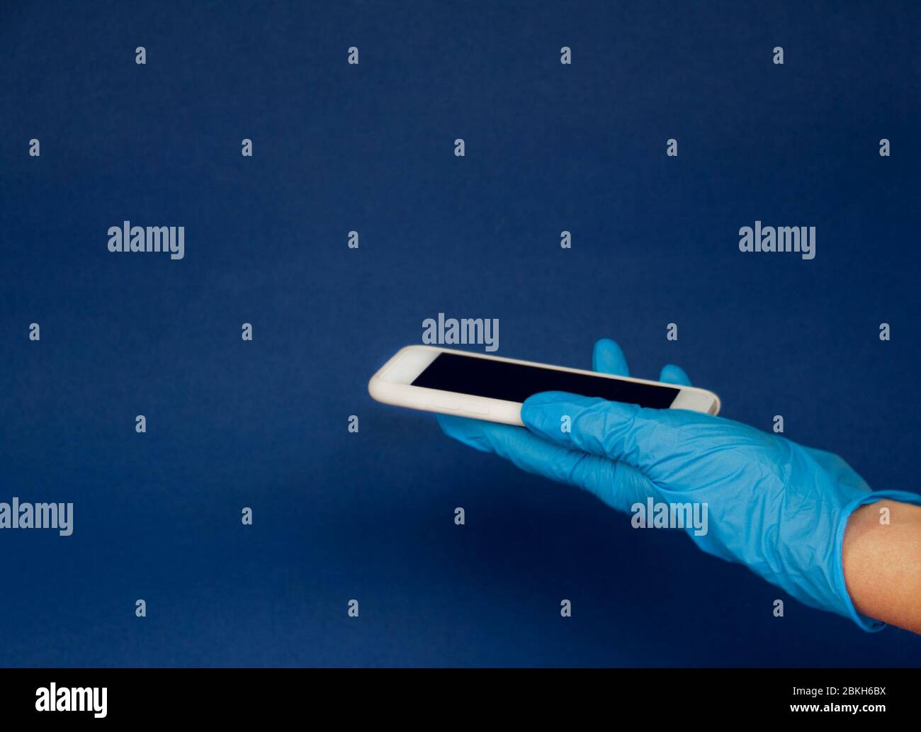 Hold phone hi-res stock photography and images - Alamy