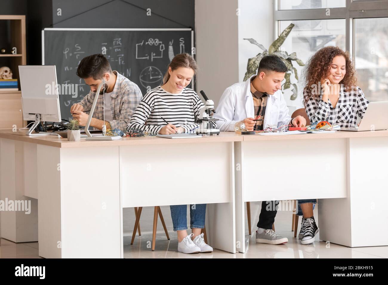 Young people at physics lesson in classroom Stock Photo - Alamy