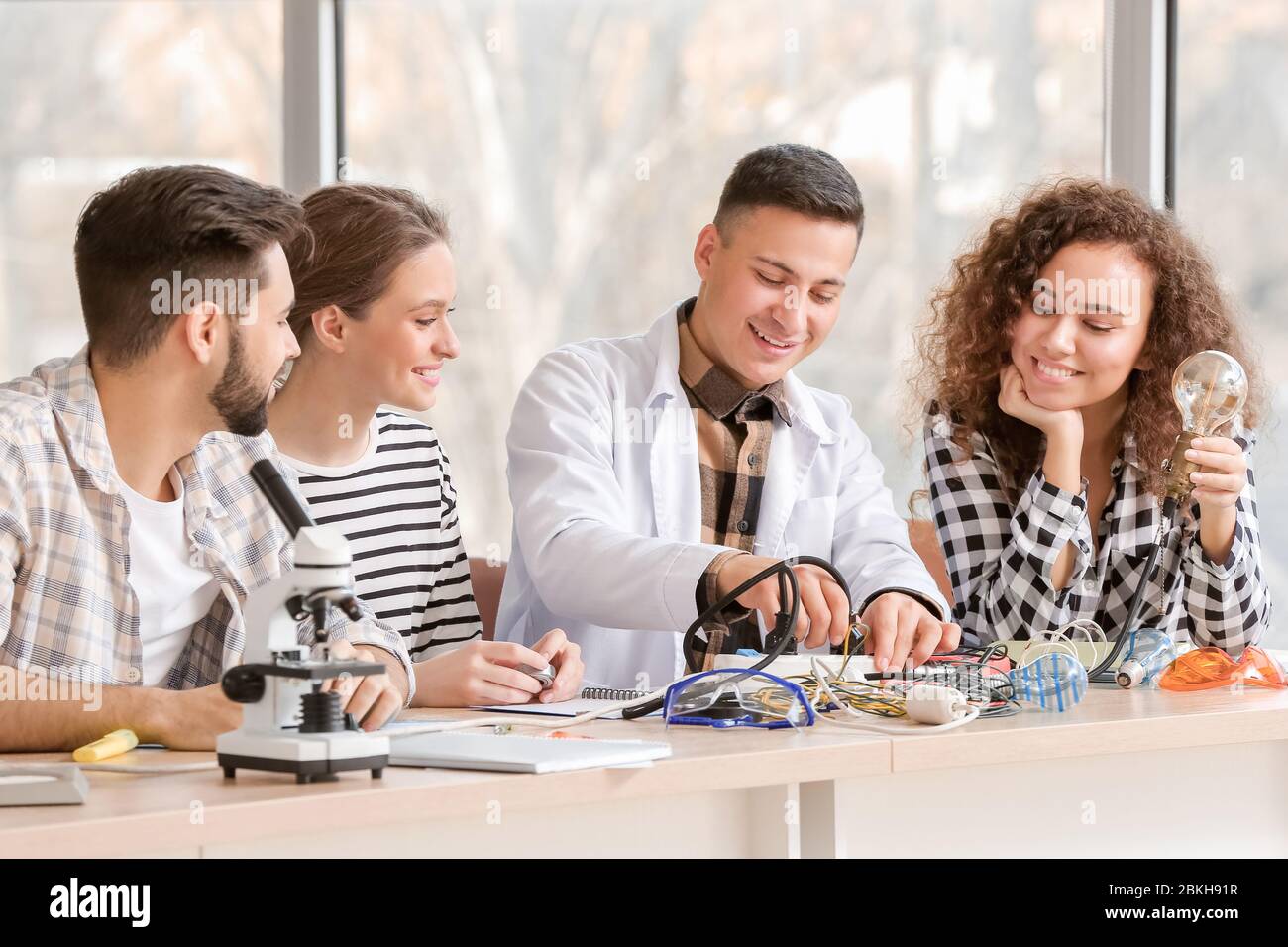 Young people at physics lesson in classroom Stock Photo - Alamy