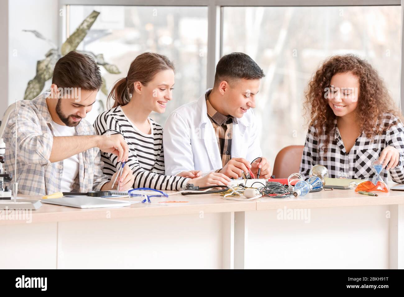 Young people at physics lesson in classroom Stock Photo - Alamy