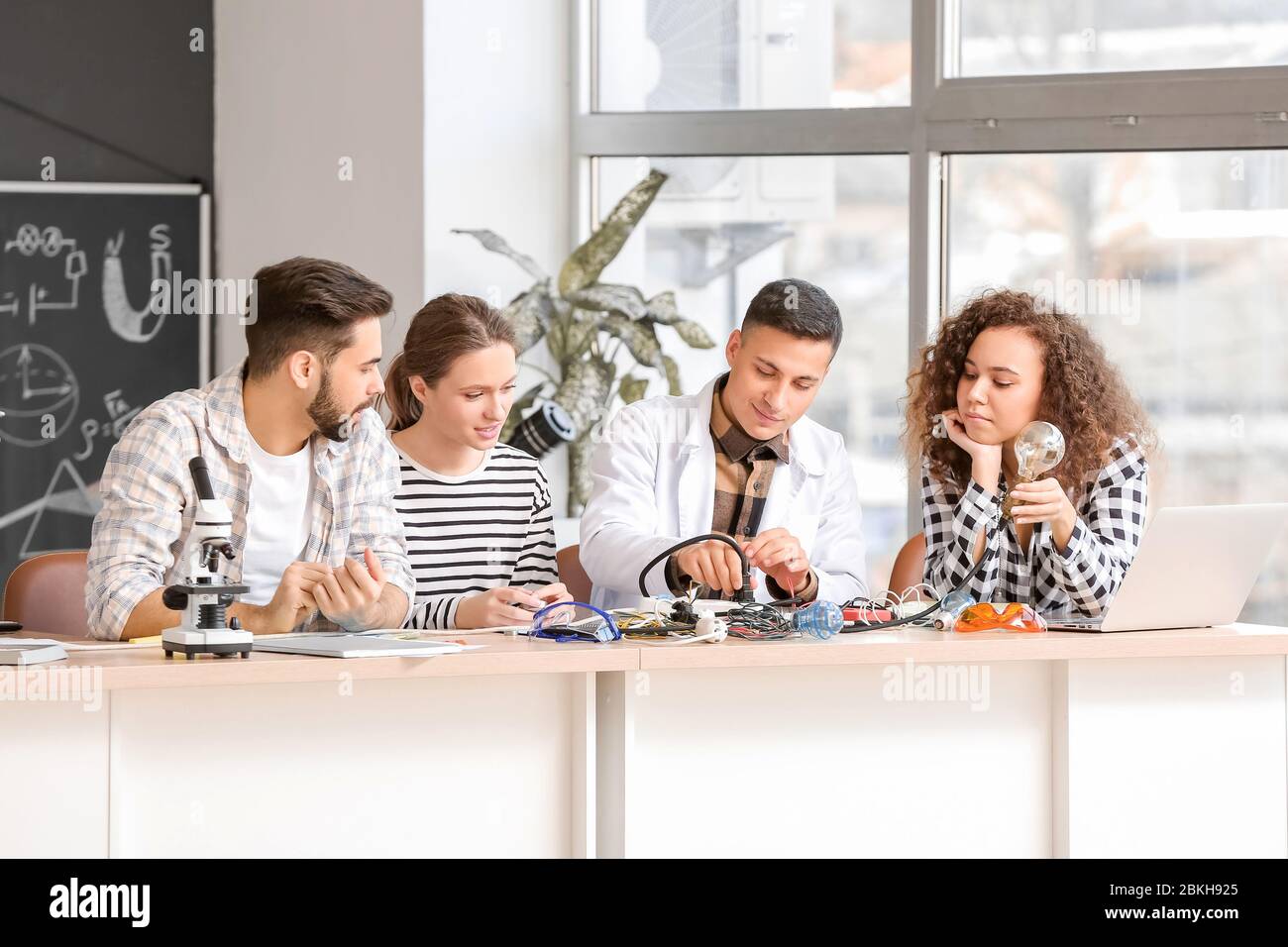 Young people at physics lesson in classroom Stock Photo - Alamy