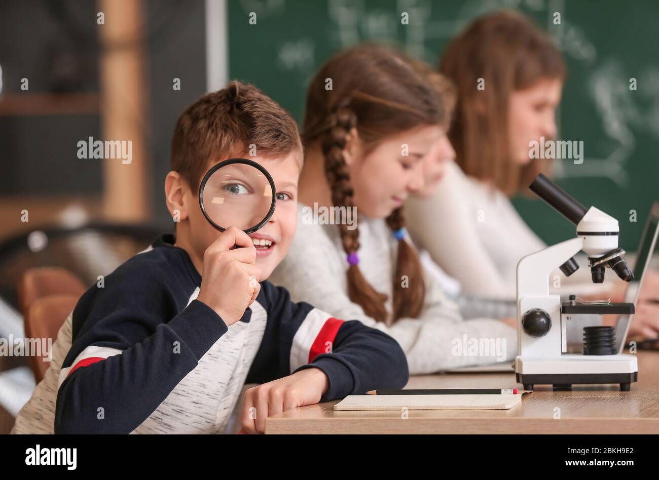 Pupils at physics lesson in classroom Stock Photo - Alamy