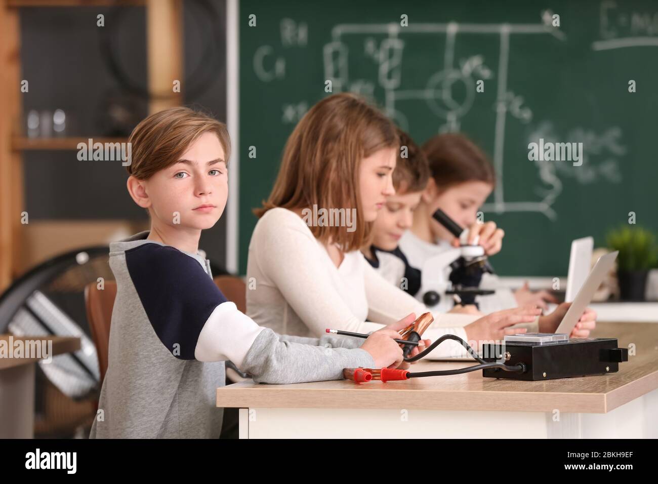 Pupils at physics lesson in classroom Stock Photo - Alamy