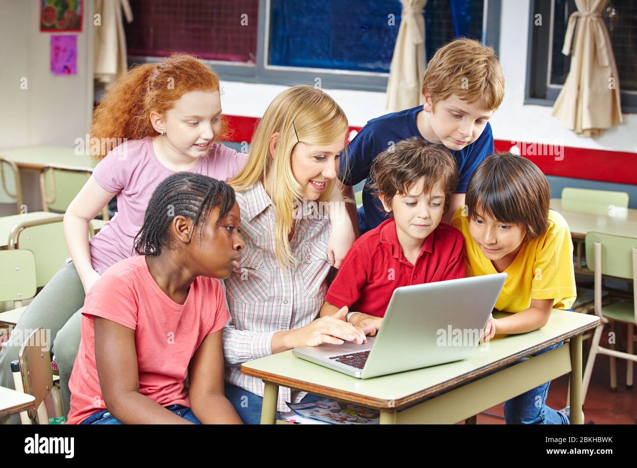 Children using computer school hi-res stock photography and images - Alamy