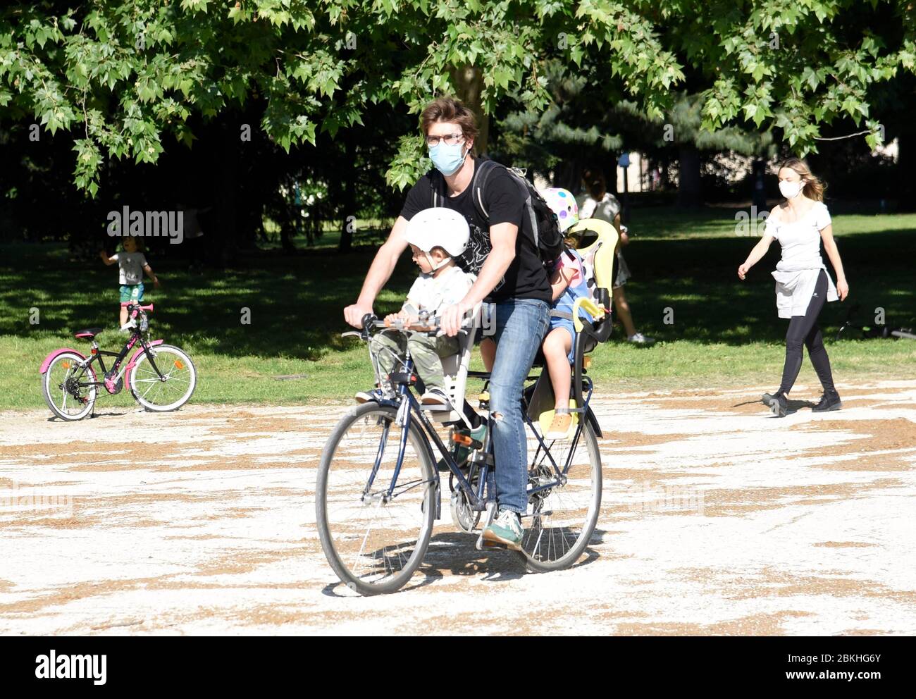 Milanao, Coronavirus Phase 2 - Restart - In the photo: crowded Sempione ...