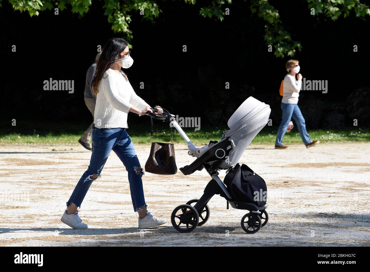 Milanao, Coronavirus Phase 2 - Restart - In the photo: crowded Sempione ...