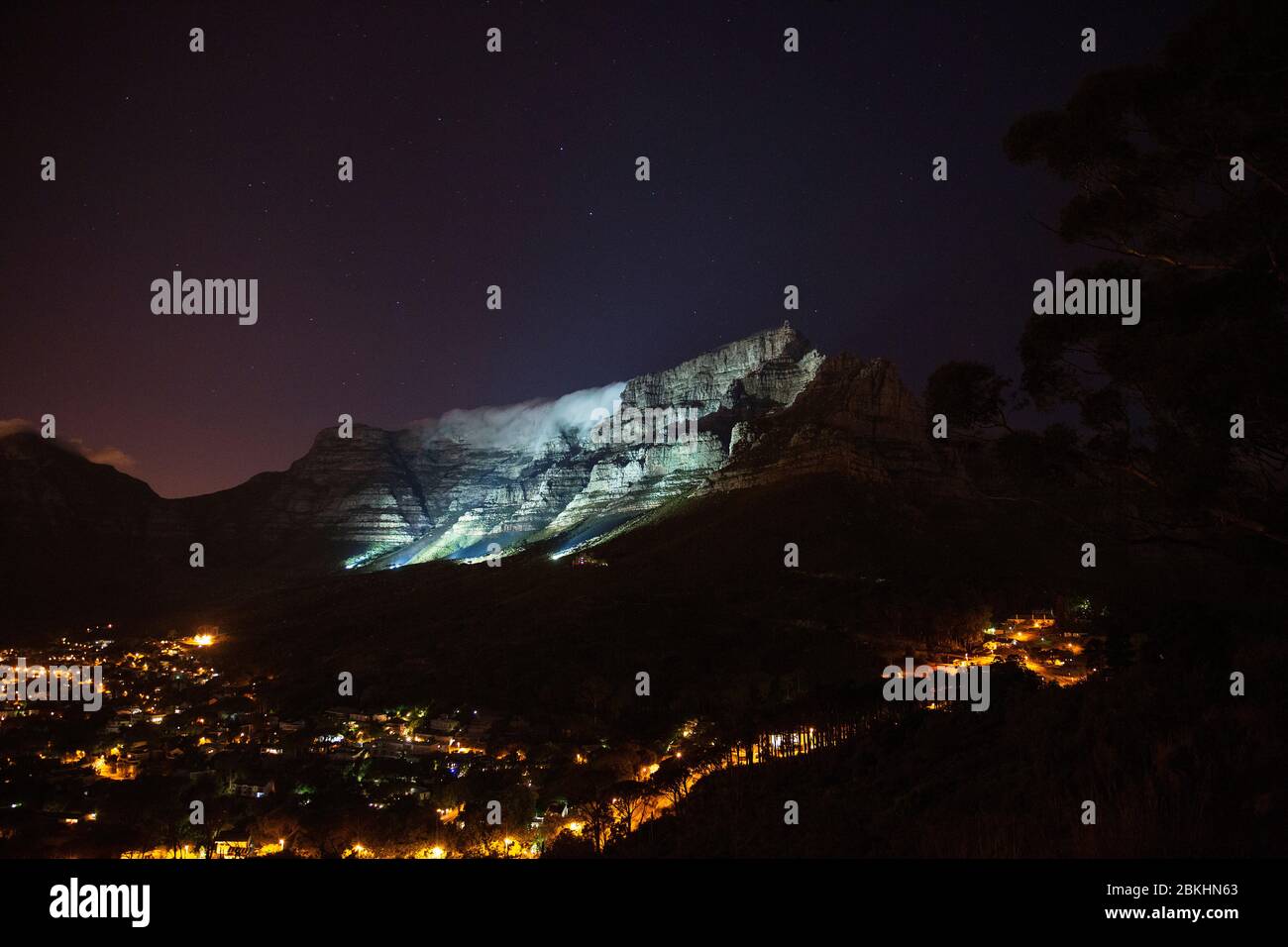 Illuminated Table Mountain and Cape Town at Night Stock Photo - Alamy