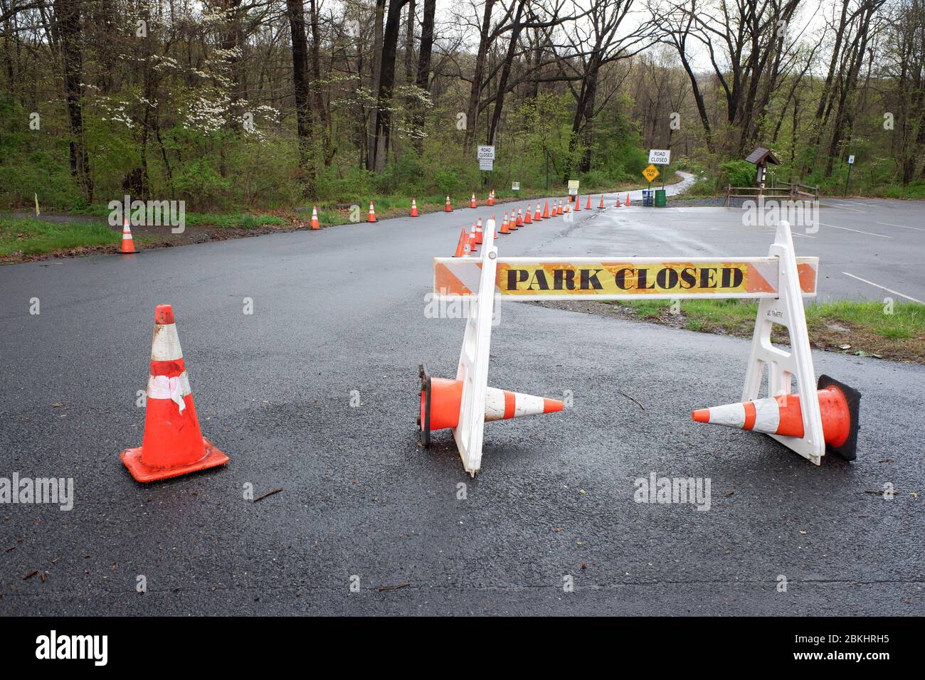 Park closed Roadblock with Park Closed warning sign at the entrance to ...